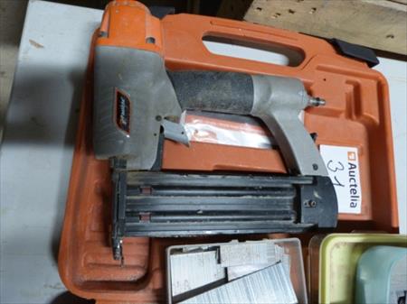 VISSEUSE MAKITA 6825 ET CLOUEUSE PASLODE FN 1850: MAKITA à 20 ...